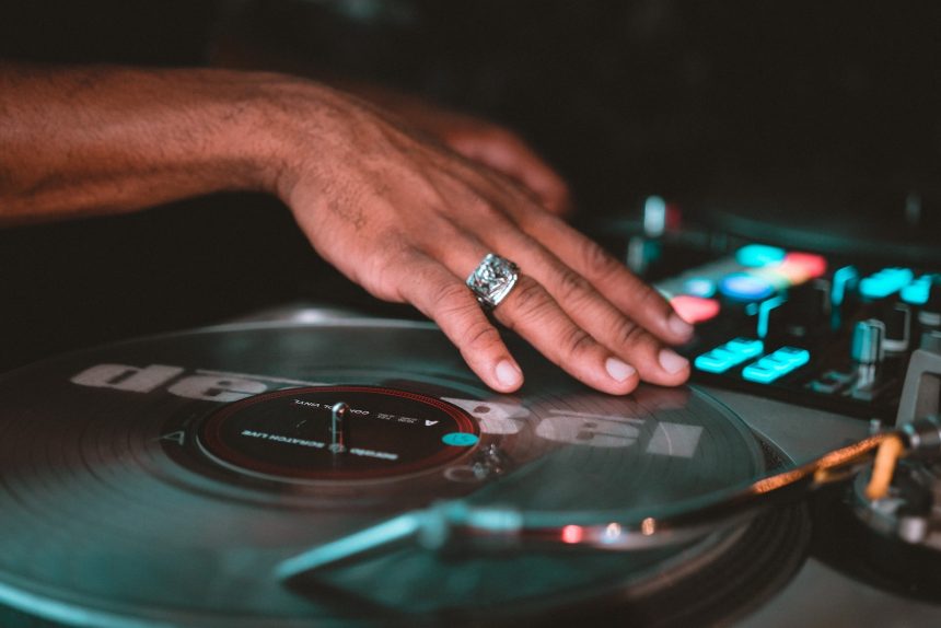 What is a DJ Deck? – A Simple Beginners Guide - BTM