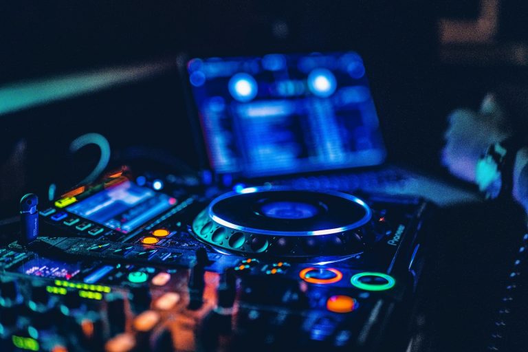 What is a DJ Deck? – A Simple Beginners Guide - BTM